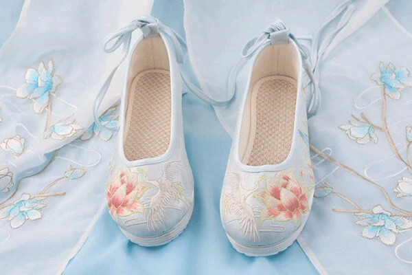 Crane Flats Floral Embroidery Hanfu Shoes - Newhanfu 2026