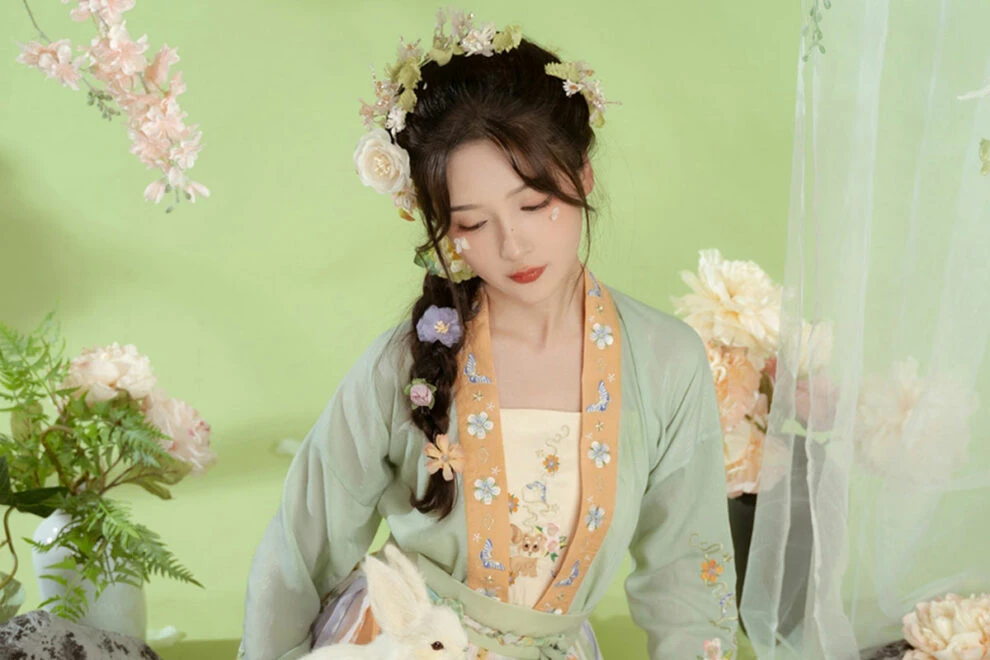 Embracing the Natural World with Green Hanfu - Newhanfu