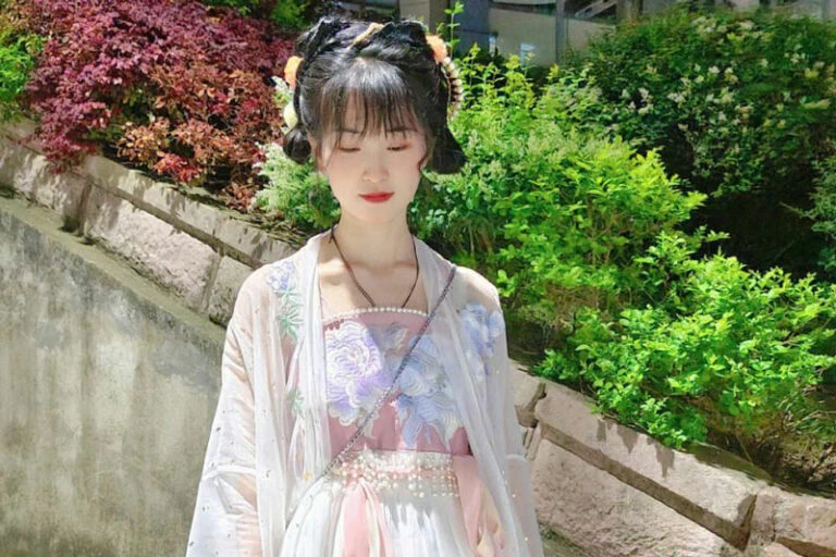 Which Way Do You Cross a Hanfu Top? - Newhanfu