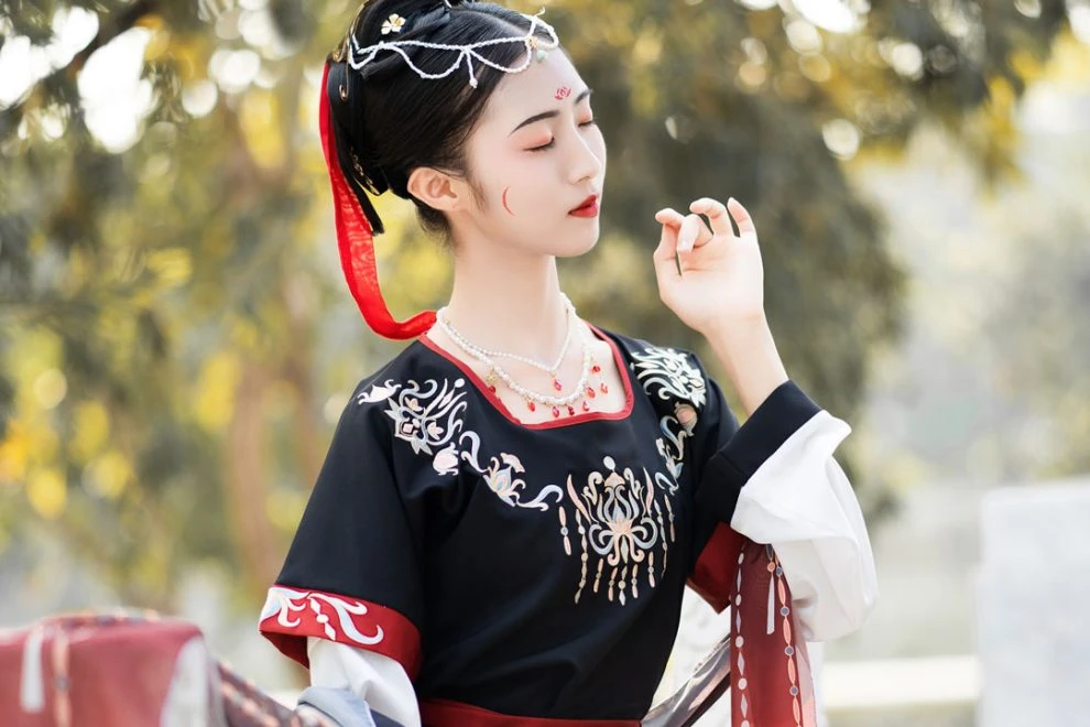 The Symbolism of Black Hanfu in Chinese Culture - Newhanfu