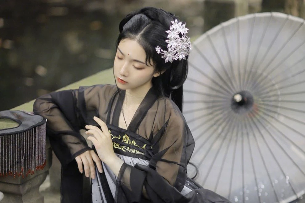 The Symbolism of Black Hanfu in Chinese Culture - Newhanfu