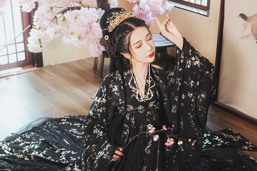 Explore the Ethereal Allure of Chiffon Hanfu - Newhanfu