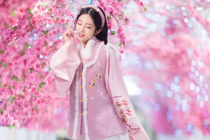The Charms of Pink Hanfu, From Rose to Peach - Newhanfu