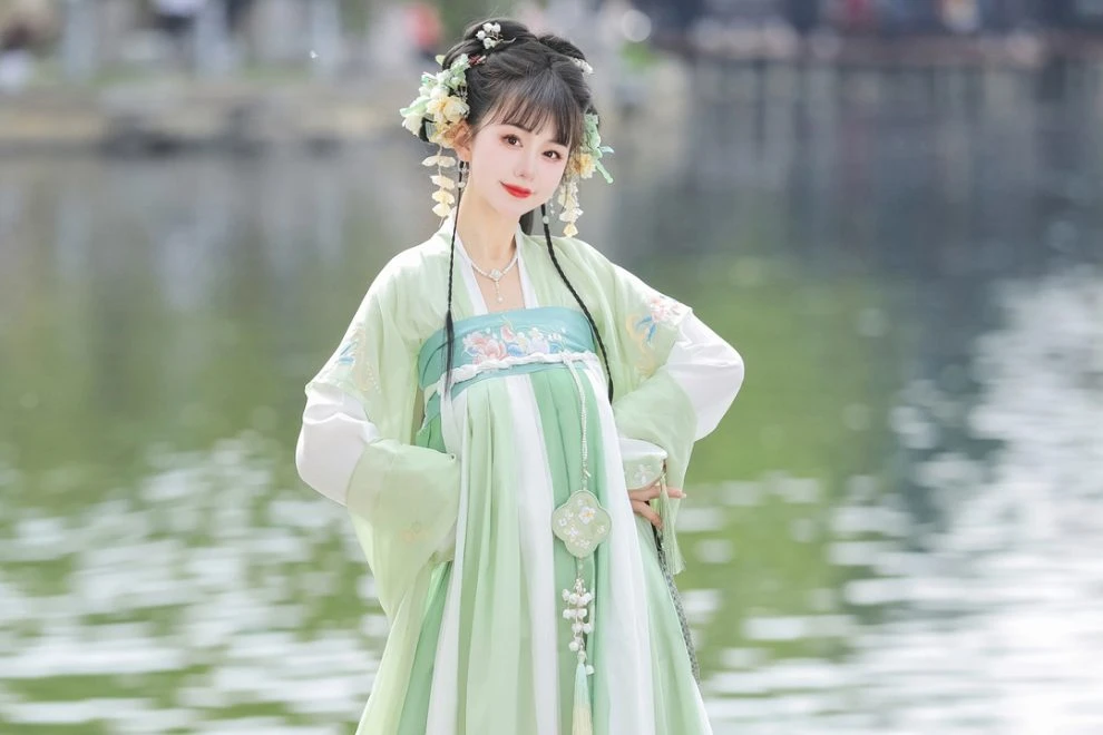 Explore the Flowing Long Sleeve Hanfu - Newhanfu